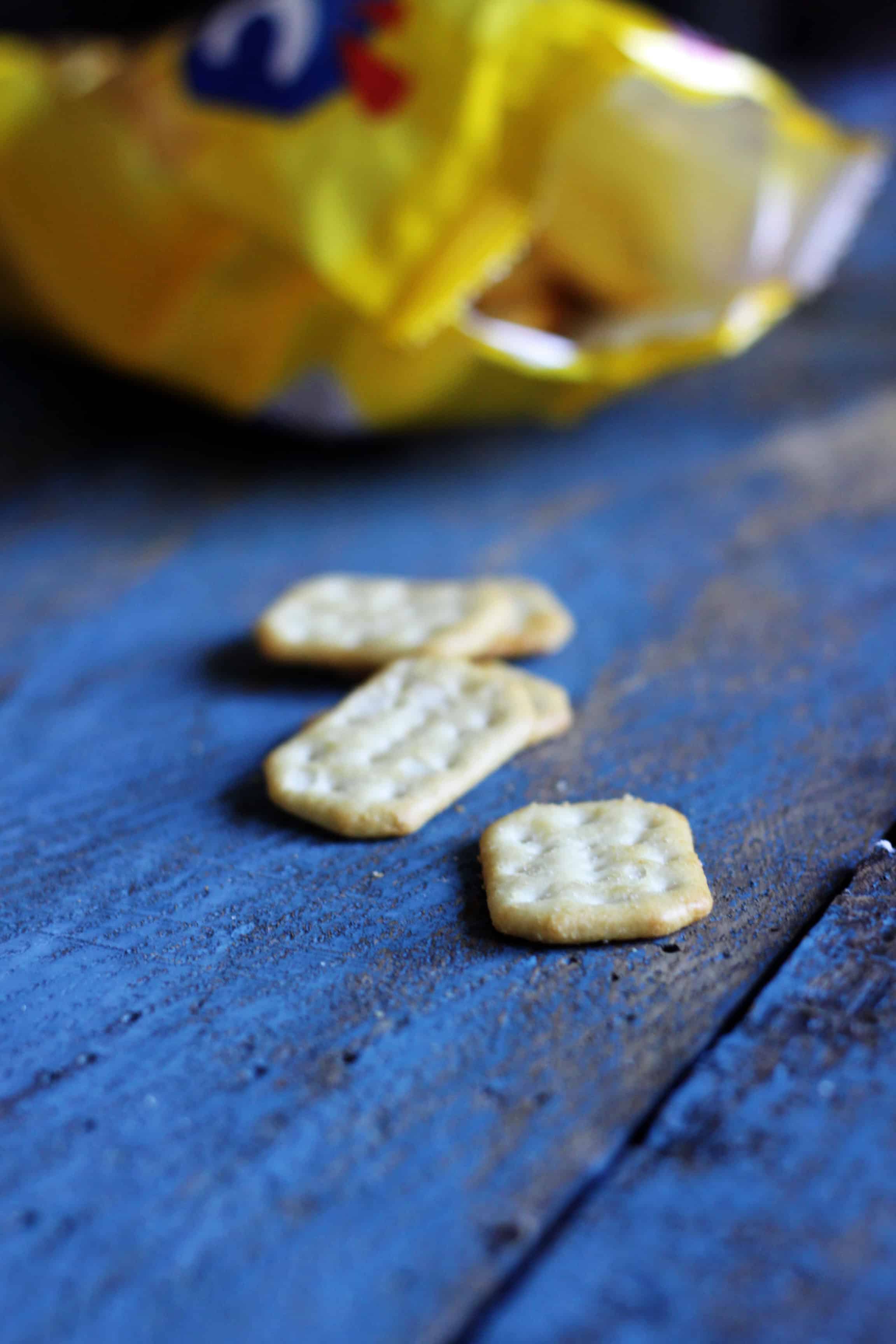 TUC kage med rabarber og flødeskum - opskrift skøn rabarberkage