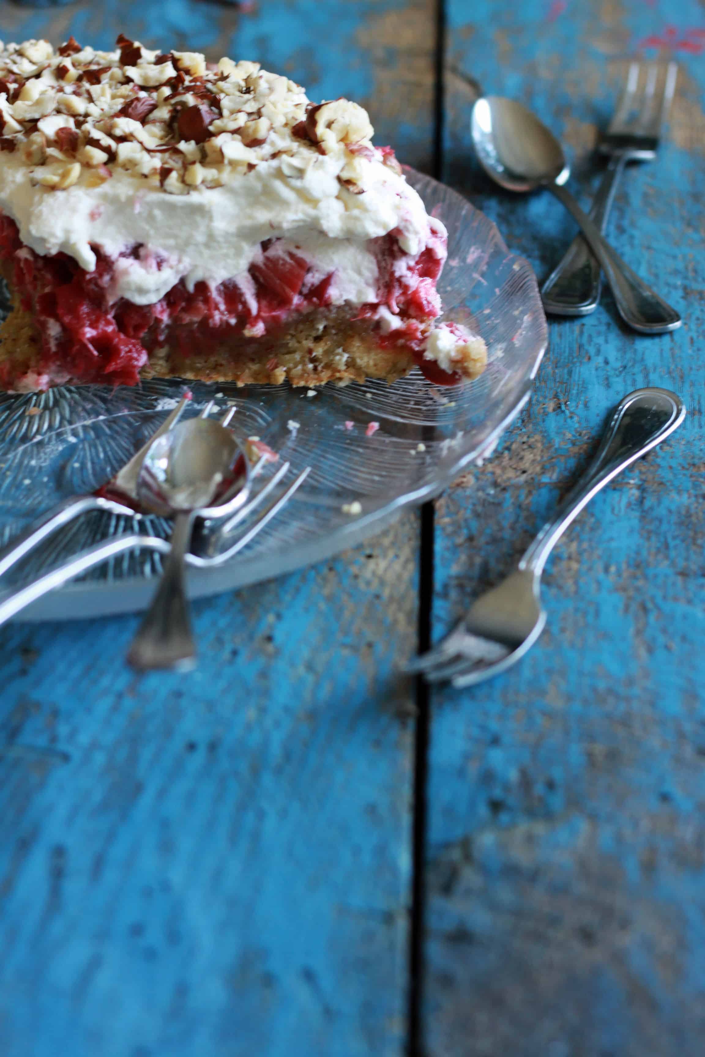 TUC kage med rabarber og flødeskum - opskrift skøn rabarberkage