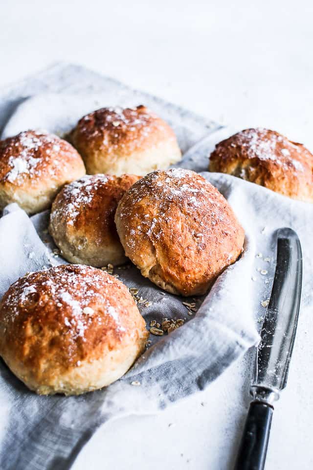 Havregrynsboller - opskrift nemme og saftige boller med havregryn