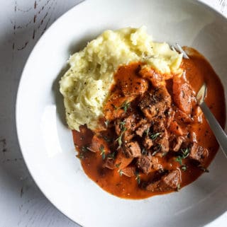 Gullash opskrift - nem ungarsk gullash med kartoffelmos
