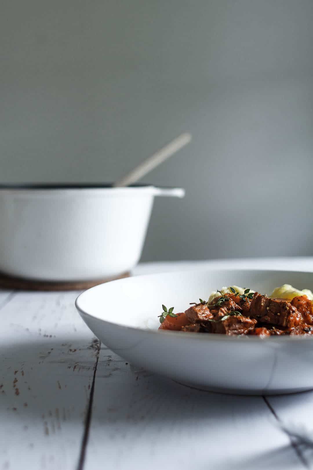 Gullash opskrift - nem ungarsk gullash med kartoffelmos