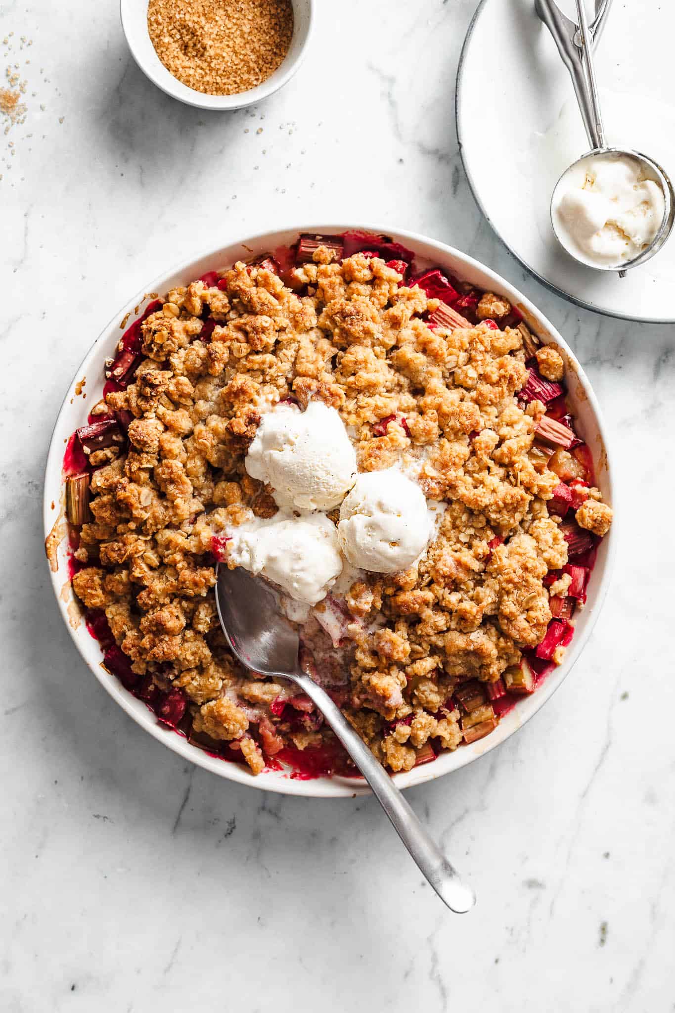 Rabarbercrumble - opskrift på den bedste rabarber crumble kage