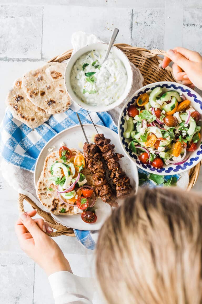 Græsk mad med oksekød på spyd, græsk salat, fladbrød og tzatziki