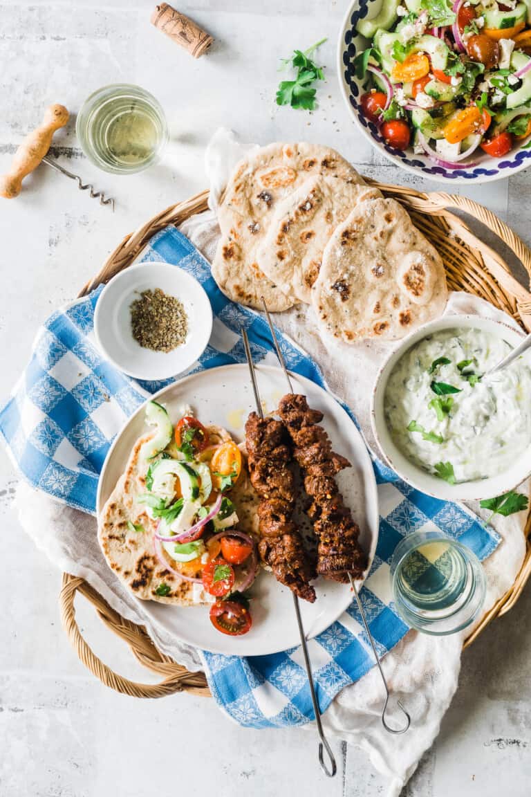 Græsk mad med oksekød på spyd, græsk salat, fladbrød og tzatziki
