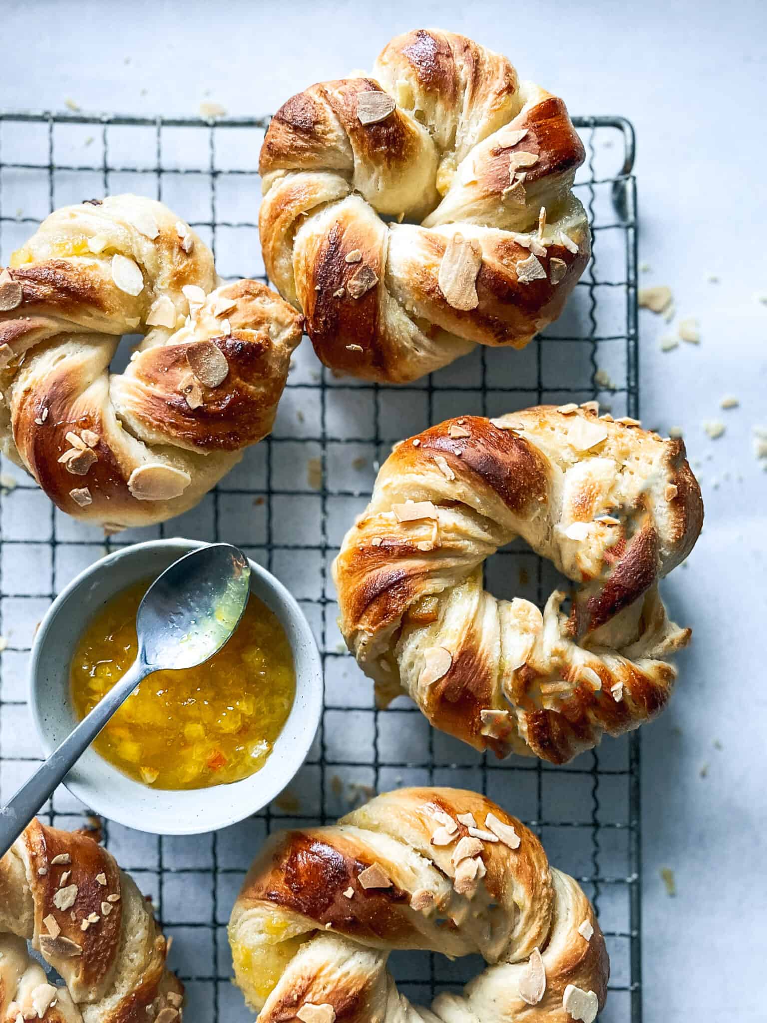 Kranse med remonce og appelsin - lækre snurrer med marcipan