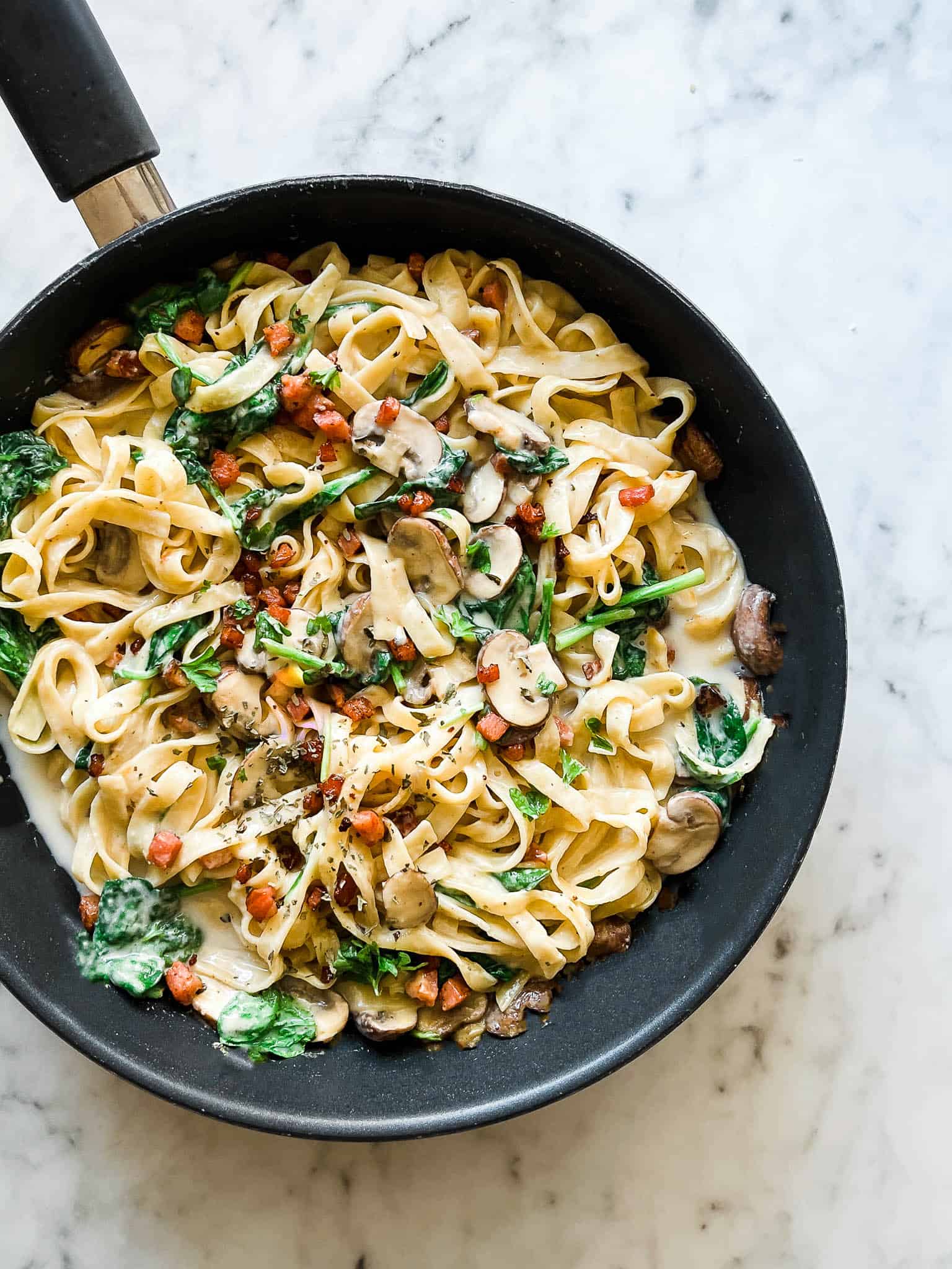 Pasta med svampe, bacon og parmesan - nem, cremet pastaret Pasta med svampe, bacon og parmesan - nem, cremet pastaret